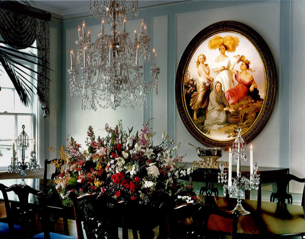 An LED Framing Projector Turns Every Subject Into An Exhibit